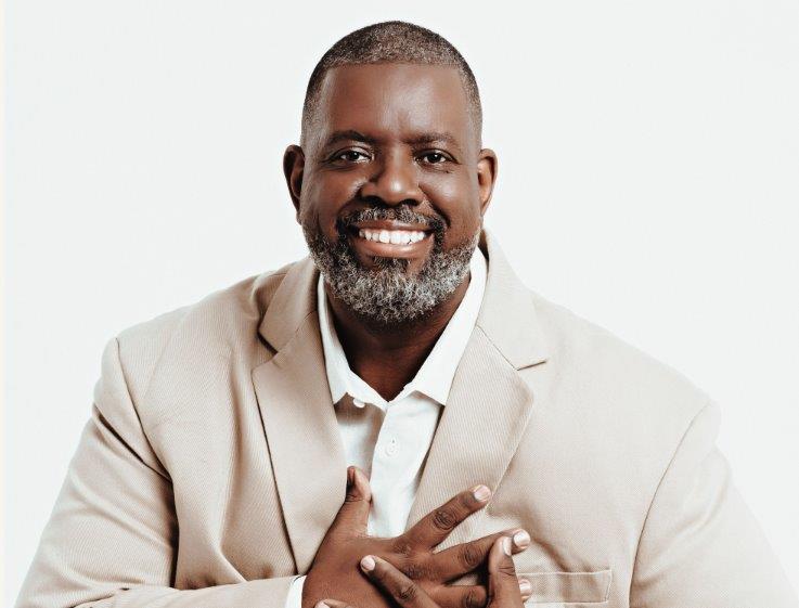 Sambista Péricles se apresenta nesta terça-feira (01) em Rio Preto