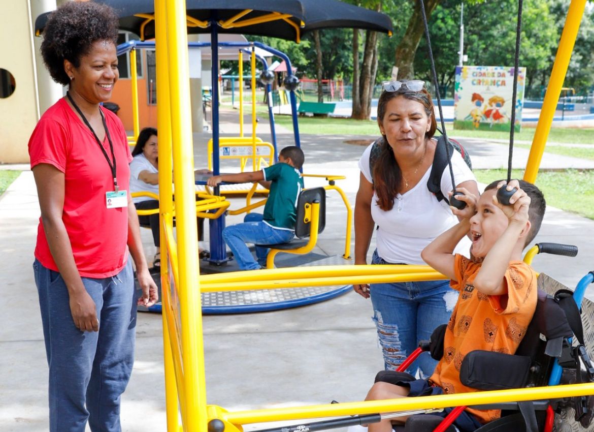 Parques de Rio Preto ganham brinquedos adaptados
